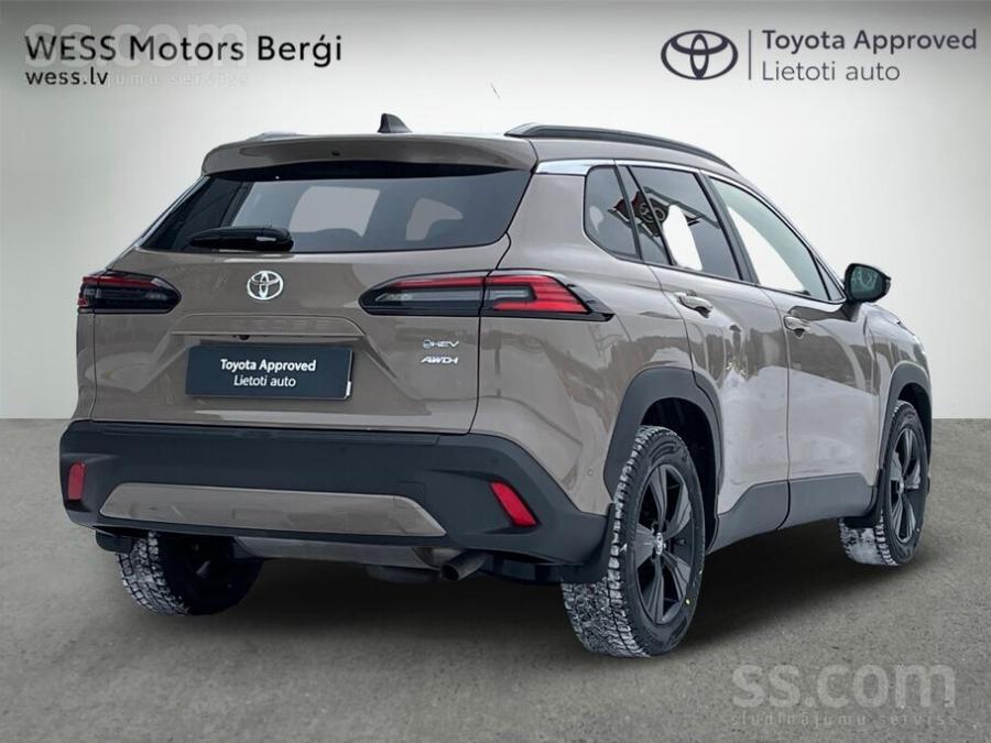 Dzeltens Toyota Corolla Cross 2025 Rīga, ar dzinēja tilpumu 2.00 L un nobraukumu 1000 tūkst. km par 46990 €, foto 3 vietnē AUTOMOTO.COM.LV