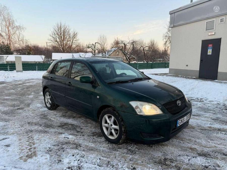 Green Toyota Corolla 2002 in Vilnius, with an engine capacity of 2.00 L and mileage of 239 thousand km for 1050 €, photo 1 on AUTOMOTO.COM.LV