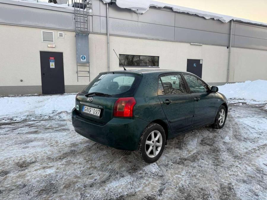 Green Toyota Corolla 2002 in Vilnius, with an engine capacity of 2.00 L and mileage of 239 thousand km for 1050 €, photo 3 on AUTOMOTO.COM.LV