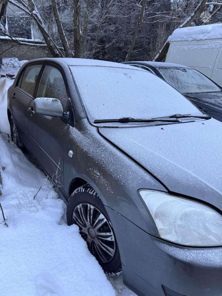 Green Toyota Corolla 2005 in Vilnius, with an engine capacity of 1.40 L and mileage of 226 thousand km for 1200 €, photo 2 on AUTOMOTO.COM.LV