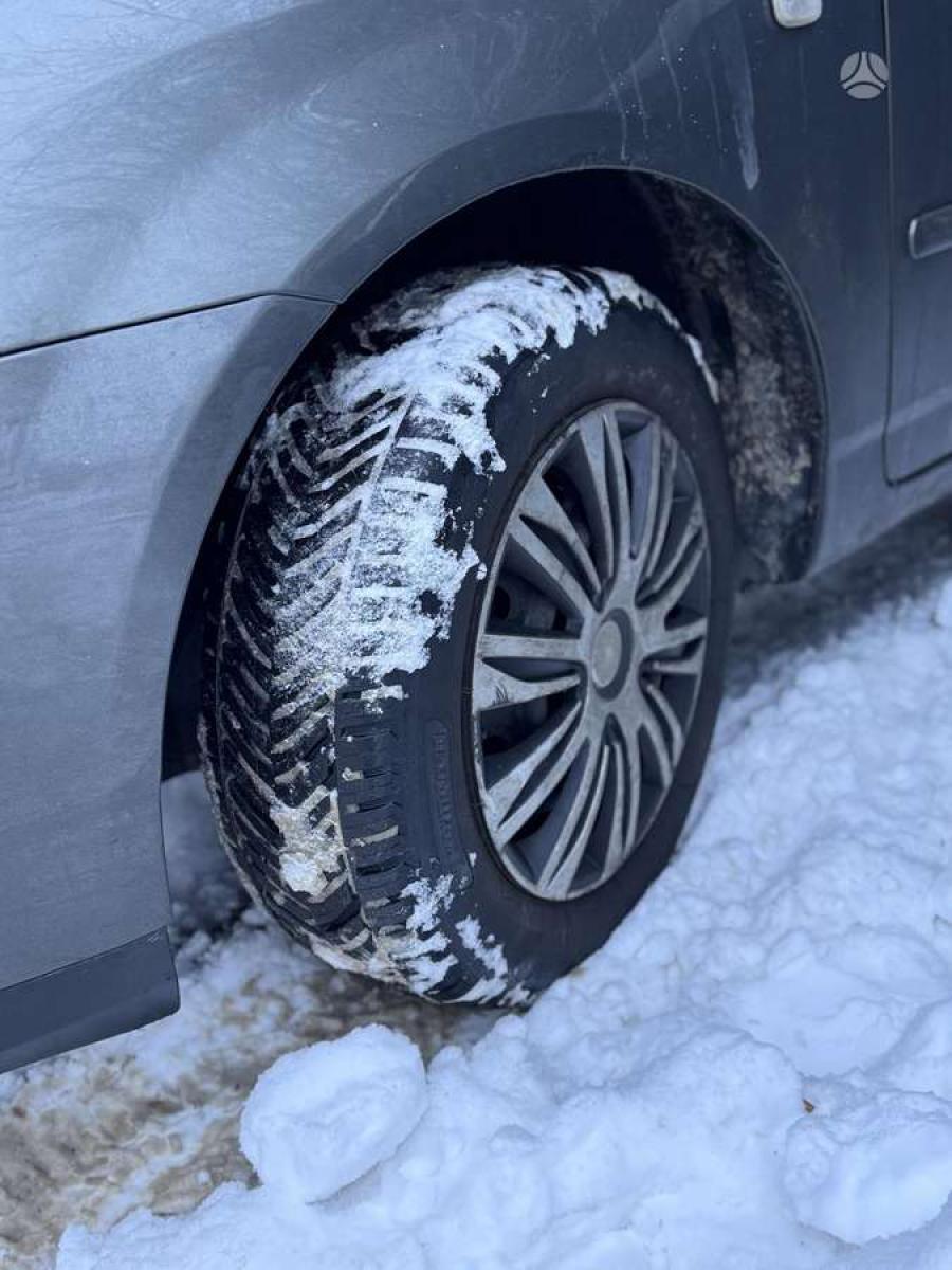 Green Toyota Corolla 2005 in Vilnius, with an engine capacity of 1.40 L and mileage of 226 thousand km for 1200 €, photo 5 on AUTOMOTO.COM.LV