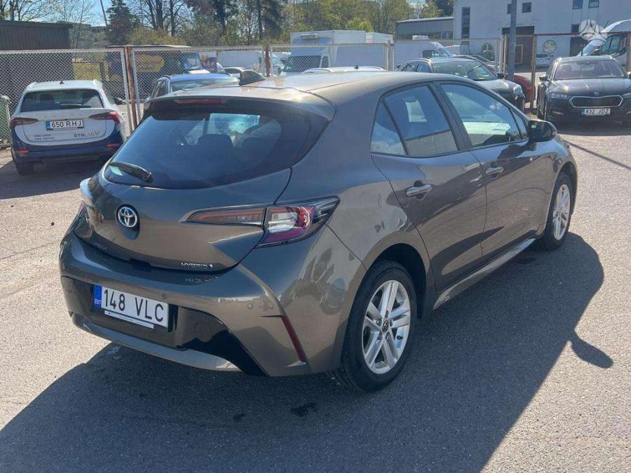 Green Toyota Corolla 2022 in Vilnius, with an engine capacity of 1.80 L and mileage of 166 thousand km for 15500 €, photo 3 on AUTOMOTO.COM.LV
