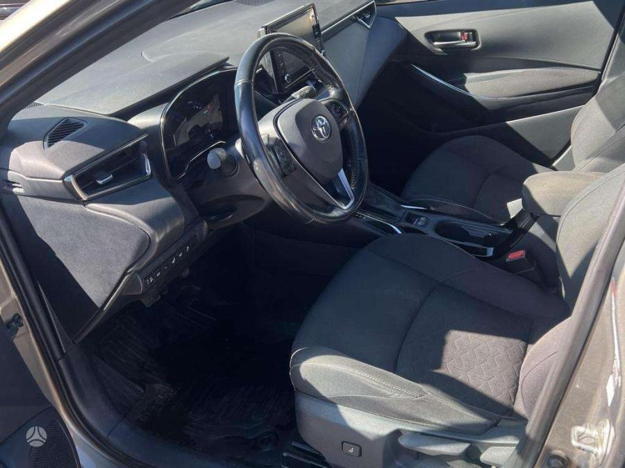 Green Toyota Corolla 2022 in Vilnius, with an engine capacity of 1.80 L and mileage of 166 thousand km for 15500 €, photo 5 on AUTOMOTO.COM.LV