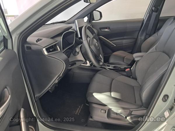 Green Toyota Corolla 2024 in Narva, with an engine capacity of 1.99 L and mileage of 15 thousand km for 33790 €, photo 11 on AUTOMOTO.COM.LV