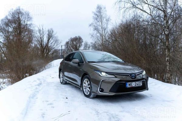 Green Toyota Corolla 2019 in Jelgava, with an engine capacity of 1.80 L and mileage of 85 thousand km for 18000 €, photo 2 on AUTOMOTO.COM.LV