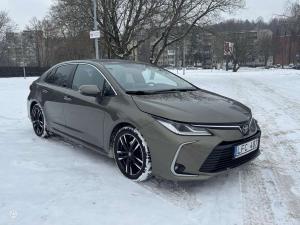 Green Toyota Corolla 2019 in Kaunas, with an engine capacity of 1.60 L and mileage of 237 thousand km for 11800 €, photo 2 on AUTOMOTO.COM.LV
