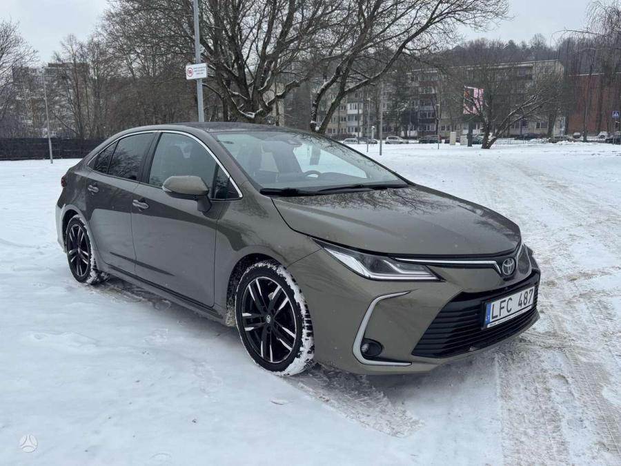 Green Toyota Corolla 2019 in Kaunas, with an engine capacity of 1.60 L and mileage of 237 thousand km for 11800 €, photo 2 on AUTOMOTO.COM.LV