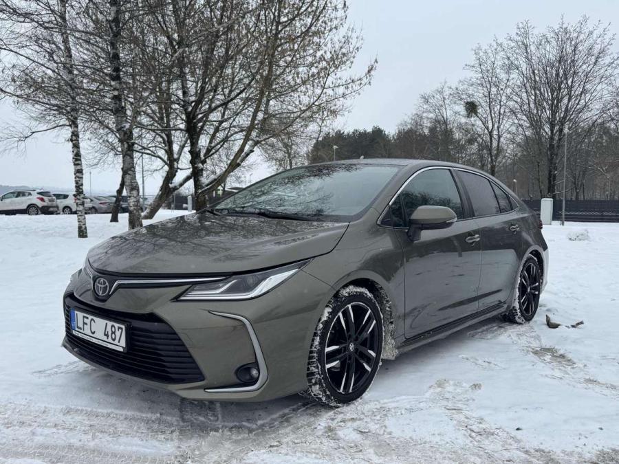 Green Toyota Corolla 2019 in Kaunas, with an engine capacity of 1.60 L and mileage of 237 thousand km for 11800 €, photo 3 on AUTOMOTO.COM.LV