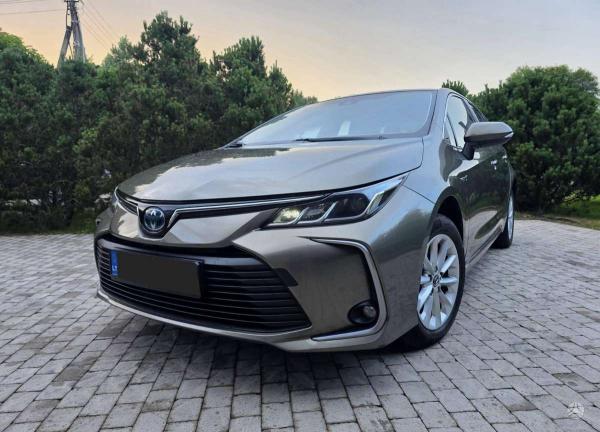 Green Toyota Corolla 2019 in Utena, with an engine capacity of 1.80 L and mileage of 157 thousand km for 14300 €, photo 1 on AUTOMOTO.COM.LV