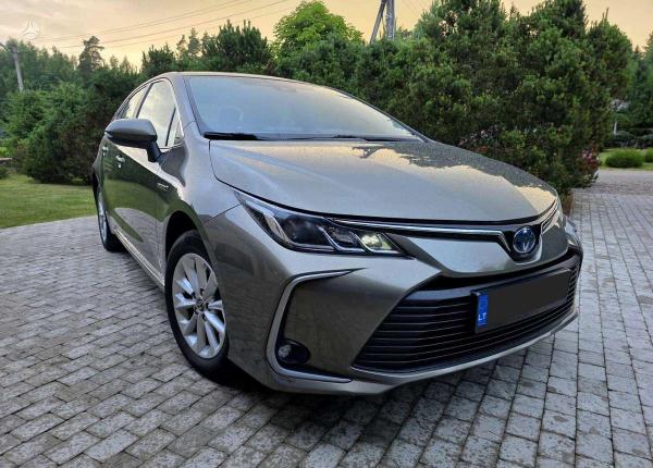 Green Toyota Corolla 2019 in Utena, with an engine capacity of 1.80 L and mileage of 157 thousand km for 14300 €, photo 2 on AUTOMOTO.COM.LV
