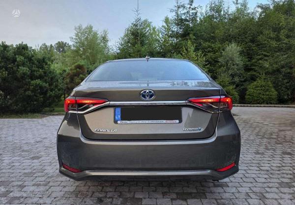 Green Toyota Corolla 2019 in Utena, with an engine capacity of 1.80 L and mileage of 157 thousand km for 14300 €, photo 5 on AUTOMOTO.COM.LV