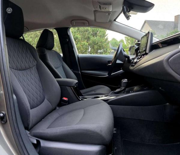 Green Toyota Corolla 2019 in Utena, with an engine capacity of 1.80 L and mileage of 157 thousand km for 14300 €, photo 8 on AUTOMOTO.COM.LV