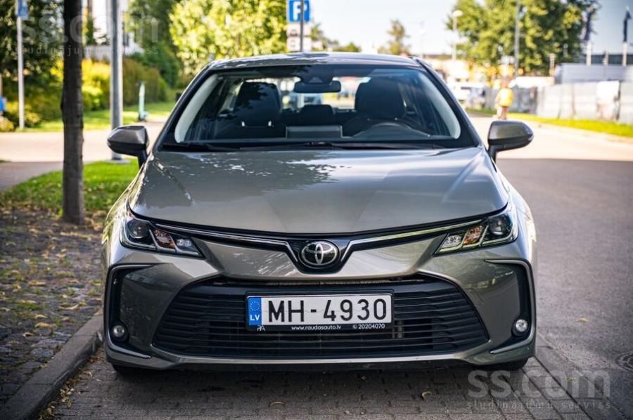 Green Toyota Corolla 2019 in Riga, with an engine capacity of 1.60 L and mileage of 100 thousand km for 12990 €, photo 3 on AUTOMOTO.COM.LV