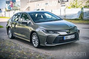 Green Toyota Corolla 2019 in Riga, with an engine capacity of 1.60 L and mileage of 100 thousand km for 12990 €, photo 4 on AUTOMOTO.COM.LV
