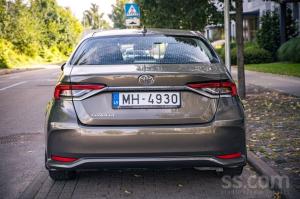 Green Toyota Corolla 2019 in Riga, with an engine capacity of 1.60 L and mileage of 100 thousand km for 12990 €, photo 6 on AUTOMOTO.COM.LV