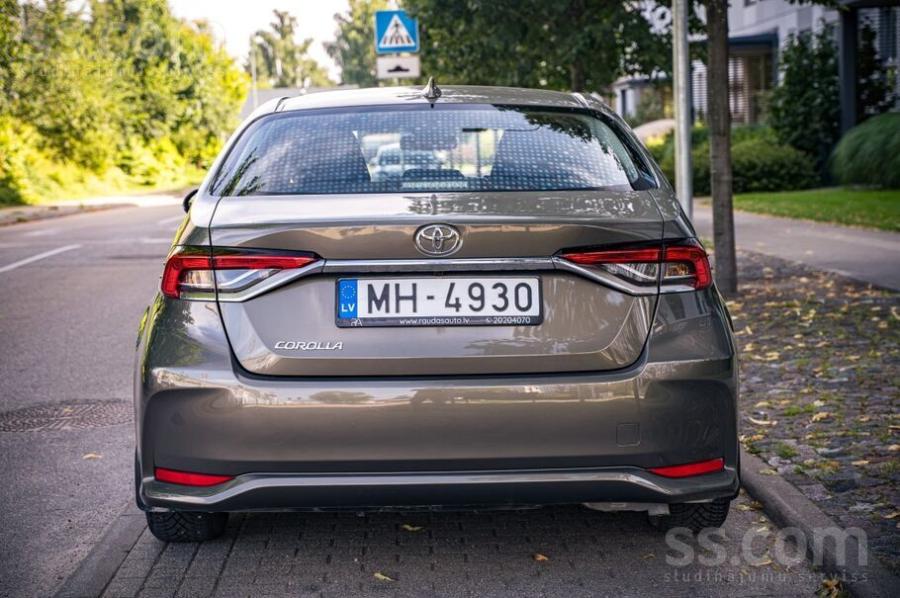 Green Toyota Corolla 2019 in Riga, with an engine capacity of 1.60 L and mileage of 100 thousand km for 12990 €, photo 6 on AUTOMOTO.COM.LV