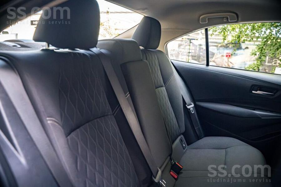 Green Toyota Corolla 2019 in Riga, with an engine capacity of 1.60 L and mileage of 100 thousand km for 12990 €, photo 9 on AUTOMOTO.COM.LV