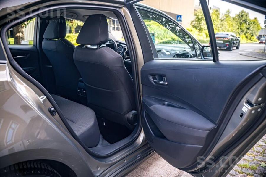Green Toyota Corolla 2019 in Riga, with an engine capacity of 1.60 L and mileage of 100 thousand km for 12990 €, photo 10 on AUTOMOTO.COM.LV
