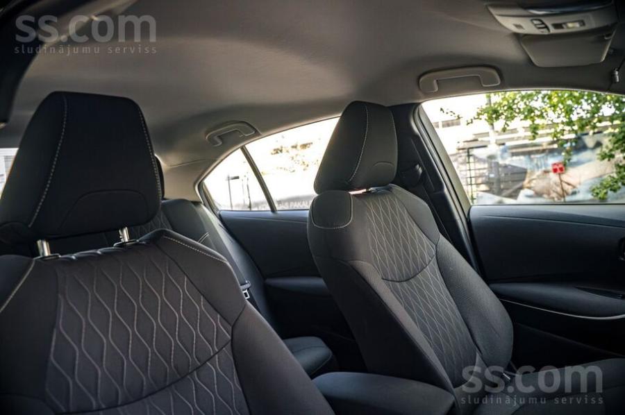 Green Toyota Corolla 2019 in Riga, with an engine capacity of 1.60 L and mileage of 100 thousand km for 12990 €, photo 12 on AUTOMOTO.COM.LV