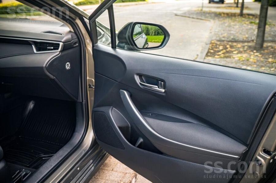 Green Toyota Corolla 2019 in Riga, with an engine capacity of 1.60 L and mileage of 100 thousand km for 12990 €, photo 13 on AUTOMOTO.COM.LV