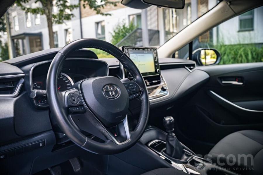 Green Toyota Corolla 2019 in Riga, with an engine capacity of 1.60 L and mileage of 100 thousand km for 12990 €, photo 15 on AUTOMOTO.COM.LV