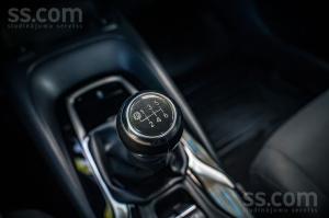 Green Toyota Corolla 2019 in Riga, with an engine capacity of 1.60 L and mileage of 100 thousand km for 12990 €, photo 19 on AUTOMOTO.COM.LV