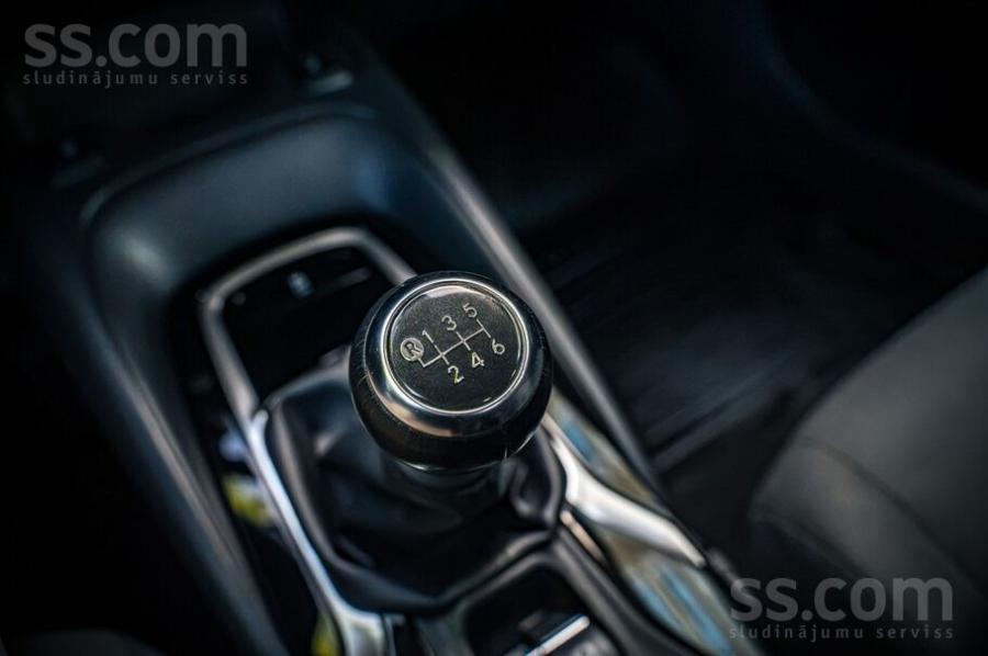 Green Toyota Corolla 2019 in Riga, with an engine capacity of 1.60 L and mileage of 100 thousand km for 12990 €, photo 19 on AUTOMOTO.COM.LV