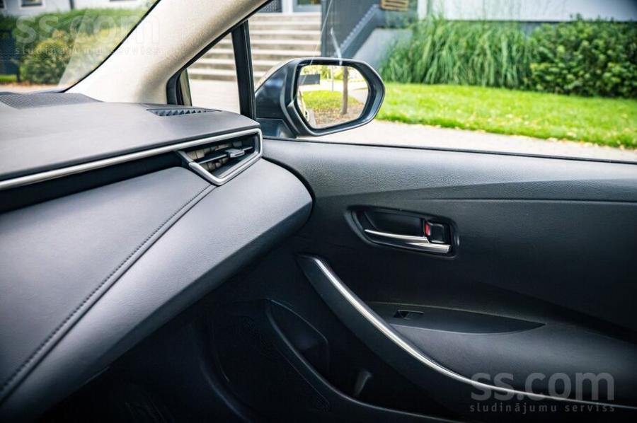 Green Toyota Corolla 2019 in Riga, with an engine capacity of 1.60 L and mileage of 100 thousand km for 12990 €, photo 20 on AUTOMOTO.COM.LV