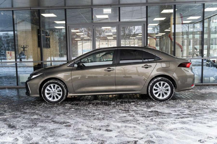 Green Toyota Corolla 2020 in Vilnius, with an engine capacity of 1.80 L and mileage of 47 thousand km for 18900 €, photo 4 on AUTOMOTO.COM.LV