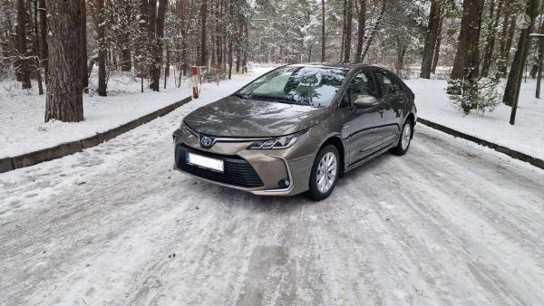 Green Toyota Corolla 2020 in Kaunas, with an engine capacity of 1.80 L and mileage of 66 thousand km for 17500 €, photo 1 on AUTOMOTO.COM.LV