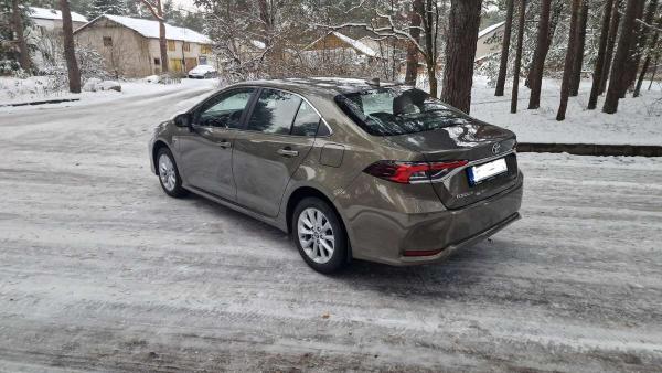 Green Toyota Corolla 2020 in Kaunas, with an engine capacity of 1.80 L and mileage of 66 thousand km for 17500 €, photo 3 on AUTOMOTO.COM.LV