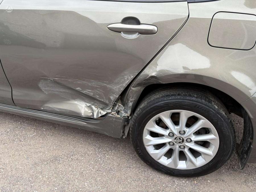 Zaļš Toyota Corolla 2020 Raseiniai, ar dzinēja tilpumu 1.80 L un nobraukumu 119 tūkst. km par 6500 €, foto 6 vietnē AUTOMOTO.COM.LV