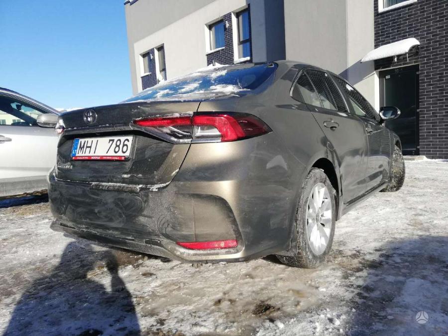 Green Toyota Corolla 2022 in Vilnius, with an engine capacity of 1.50 L and mileage of 103 thousand km for 12800 €, photo 6 on AUTOMOTO.COM.LV