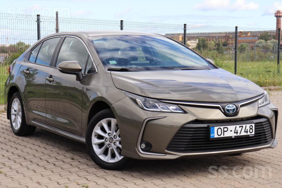 Green Toyota Corolla 2022 in Riga, with an engine capacity of 1.80 L and mileage of 167 thousand km for 15900 €, photo 3 on AUTOMOTO.COM.LV