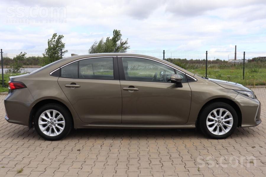 Green Toyota Corolla 2022 in Riga, with an engine capacity of 1.80 L and mileage of 167 thousand km for 15900 €, photo 7 on AUTOMOTO.COM.LV