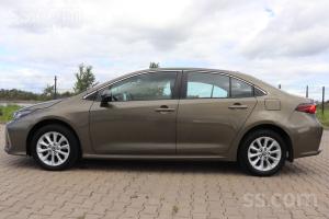 Green Toyota Corolla 2022 in Riga, with an engine capacity of 1.80 L and mileage of 167 thousand km for 15900 €, photo 13 on AUTOMOTO.COM.LV