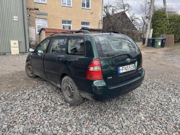Zaļš Toyota Corolla 2002 Viļņa, ar dzinēja tilpumu 2.00 L un nobraukumu 320 tūkst. km par 950 €, foto 3 vietnē AUTOMOTO.COM.LV