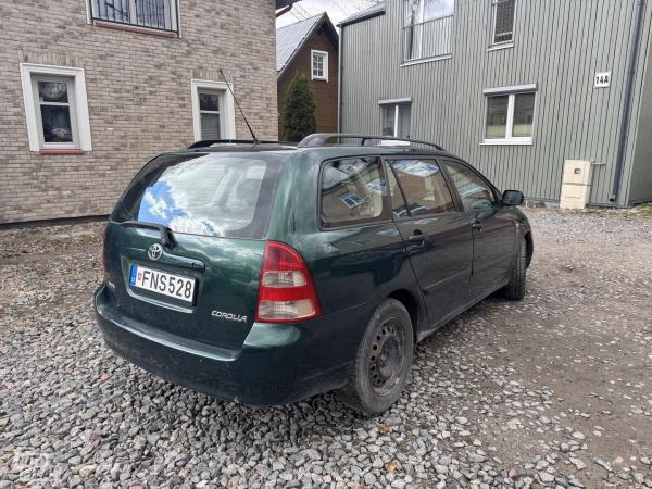 Zaļš Toyota Corolla 2002 Viļņa, ar dzinēja tilpumu 2.00 L un nobraukumu 320 tūkst. km par 950 €, foto 4 vietnē AUTOMOTO.COM.LV