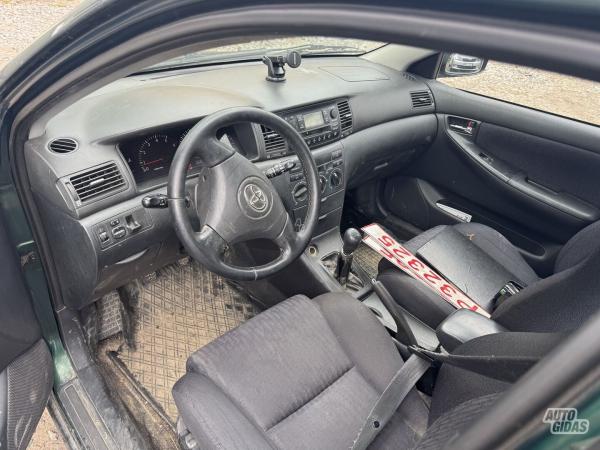 Zaļš Toyota Corolla 2002 Viļņa, ar dzinēja tilpumu 2.00 L un nobraukumu 320 tūkst. km par 950 €, foto 5 vietnē AUTOMOTO.COM.LV