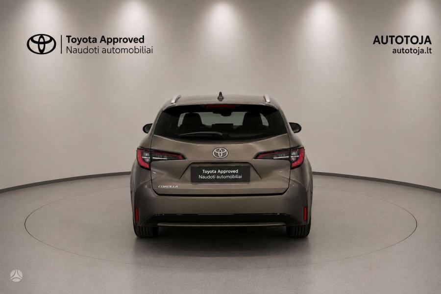Green Toyota Corolla 2019 in Kaunas, with an engine capacity of 1.20 L and mileage of 171 thousand km for 14500 €, photo 5 on AUTOMOTO.COM.LV