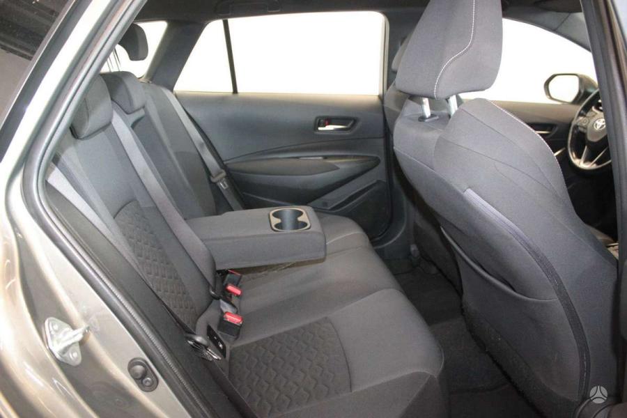 Green Toyota Corolla 2019 in Kaunas, with an engine capacity of 1.20 L and mileage of 171 thousand km for 14500 €, photo 8 on AUTOMOTO.COM.LV