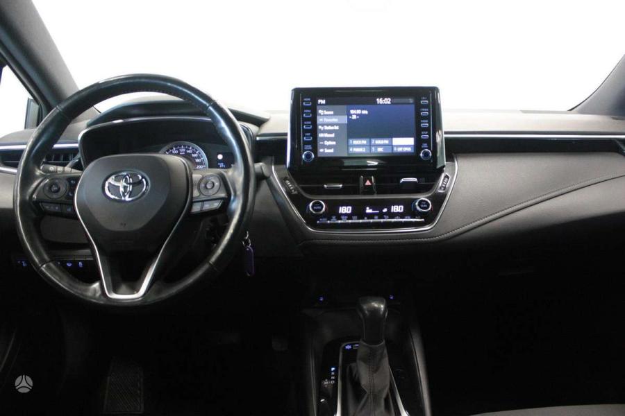 Green Toyota Corolla 2019 in Kaunas, with an engine capacity of 1.20 L and mileage of 171 thousand km for 14500 €, photo 9 on AUTOMOTO.COM.LV