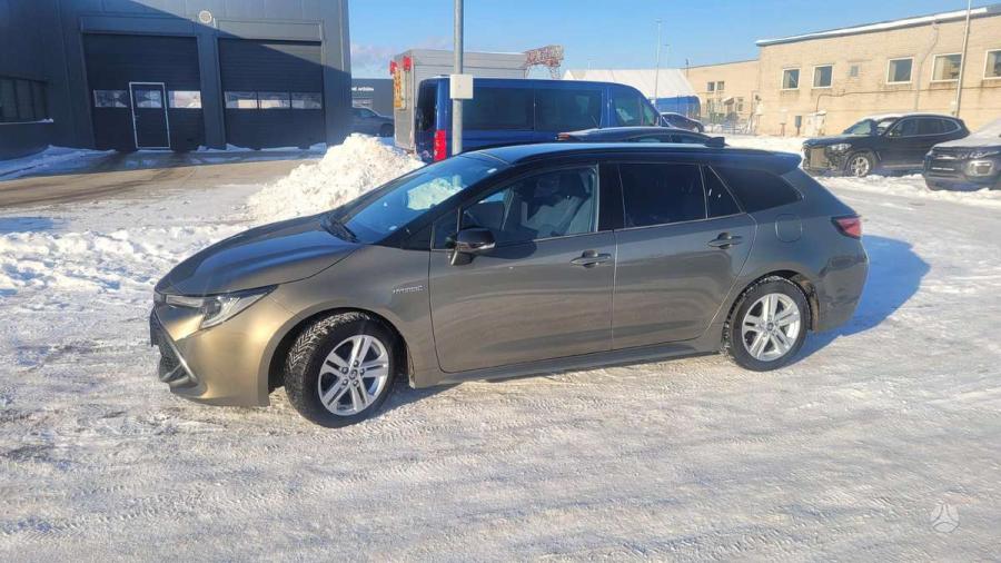 Green Toyota Corolla 2021 in Siauliai, with an engine capacity of 1.80 L and mileage of 177 thousand km for 15400 €, photo 1 on AUTOMOTO.COM.LV