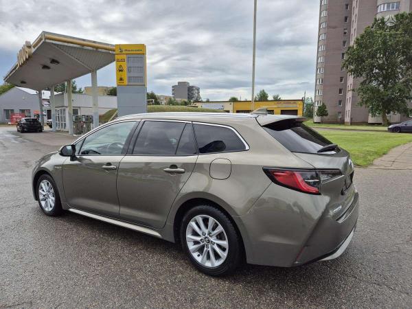 Green Toyota Corolla 2021 in Panevezys, with an engine capacity of 1.80 L and mileage of 510 thousand km for 11100 €, photo 3 on AUTOMOTO.COM.LV