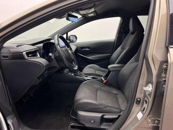 Green Toyota Corolla 2022 in Panevezys, with an engine capacity of 1.80 L and mileage of 184 thousand km for 17790 €, photo 9 on AUTOMOTO.COM.LV