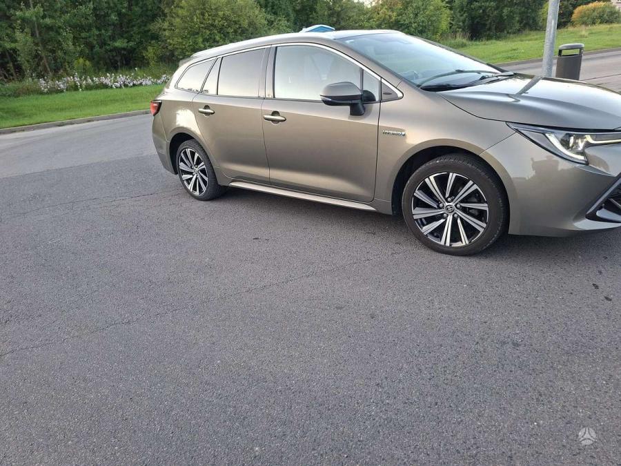 Green Toyota Corolla 2022 in Vilnius, with an engine capacity of 1.80 L and mileage of 99 thousand km for 18200 €, photo 3 on AUTOMOTO.COM.LV