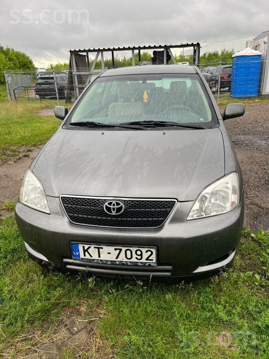 Grey Toyota Corolla 2004 in Daugavpils, with an engine capacity of 2.00 L and mileage of 322 thousand km for 600 €, photo 1 on AUTOMOTO.COM.LV