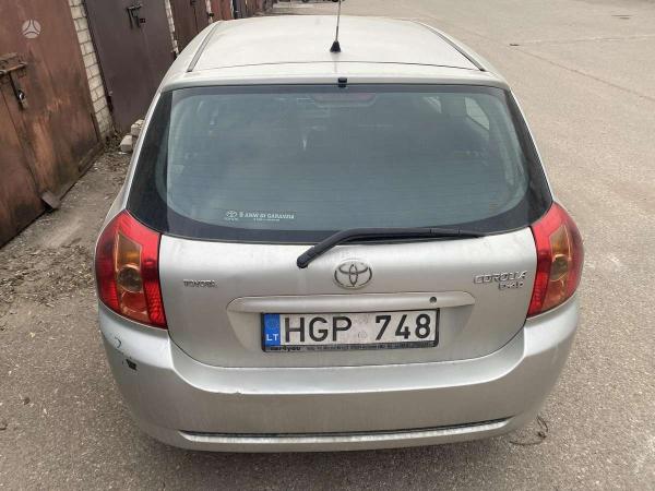 Pelēks Toyota Corolla 2005 Viļņa, ar dzinēja tilpumu 1.36 L un nobraukumu 308 tūkst. km par 1000 €, foto 4 vietnē AUTOMOTO.COM.LV