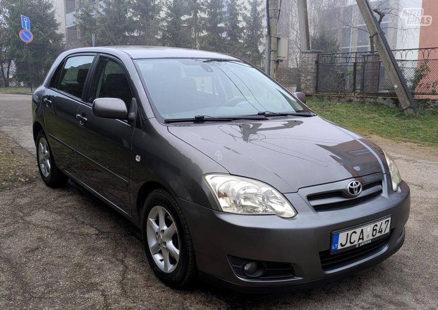 Grey Toyota Corolla 2004 in Vilnius, with an engine capacity of 2.00 L and mileage of 388 thousand km for 1450 €, photo 6 on AUTOMOTO.COM.LV
