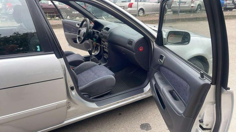 Grey Toyota Corolla 2000 in Marijampole, with an engine capacity of 0.00 L and mileage of 220 thousand km for 1399 €, photo 9 on AUTOMOTO.COM.LV